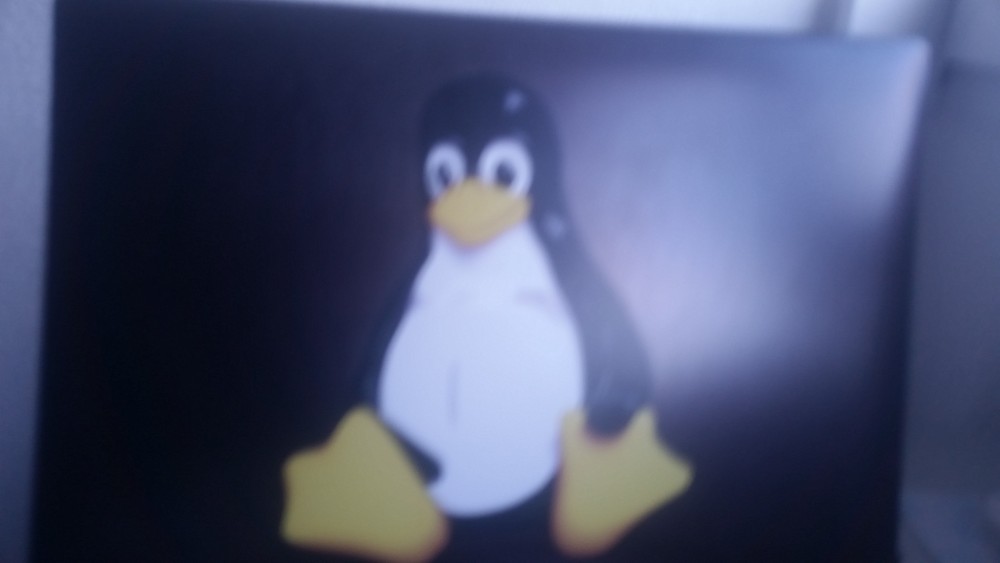 Tux linux penguin laptop sticker - TenStickers