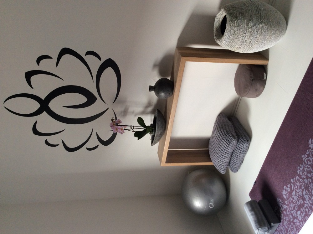 Yoga iconography wall decal - TenStickers