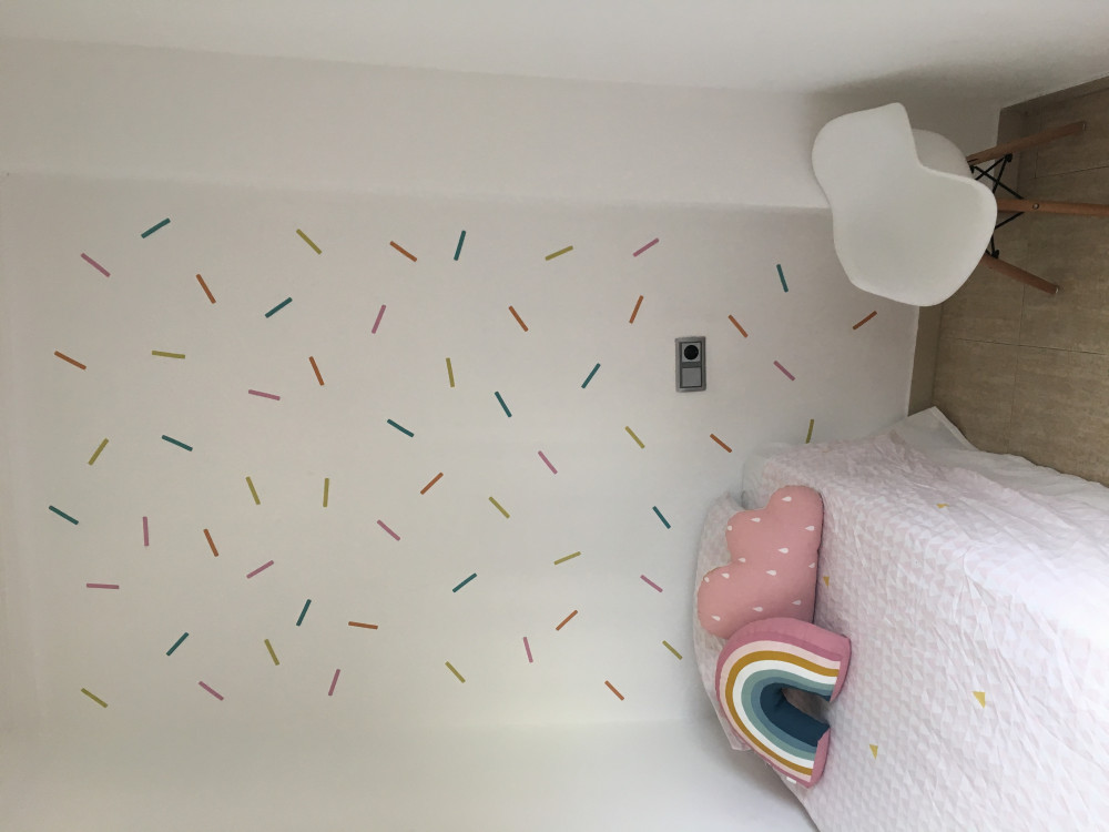 Color autocolant de perete cu geometrie confetti - TenStickers