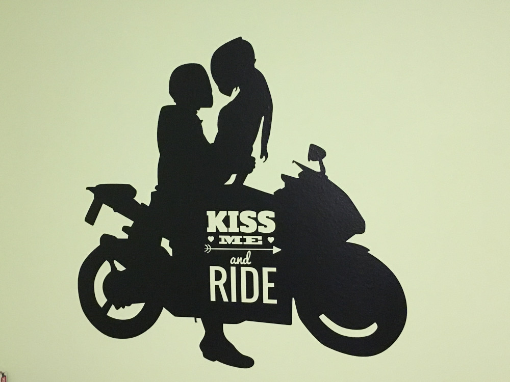 Naklejka motor kiss me and ride - TenStickers