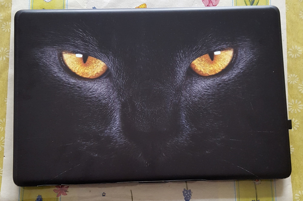 Close up black cat face laptop sticker - TenStickers