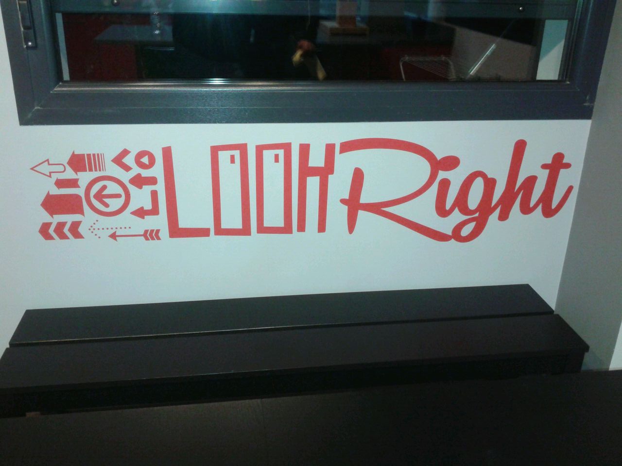 Look Right Wall Text Sticker - TenStickers