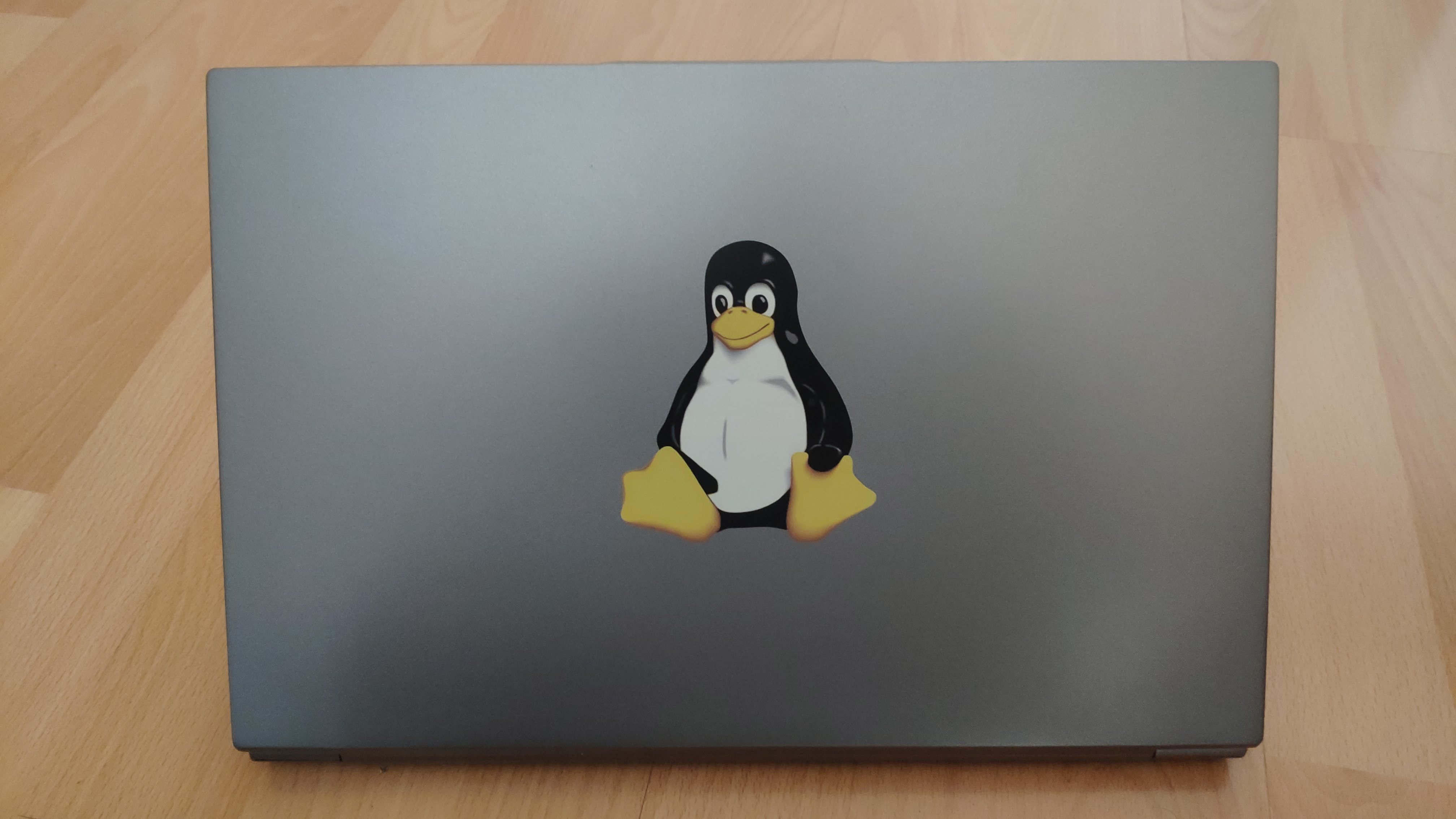 Tux linux penguin laptop sticker - TenStickers