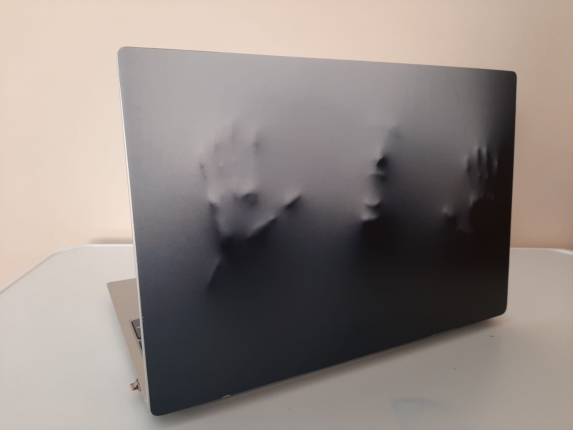 Sticker ordinateur portable figure emplafonnée - TenStickers