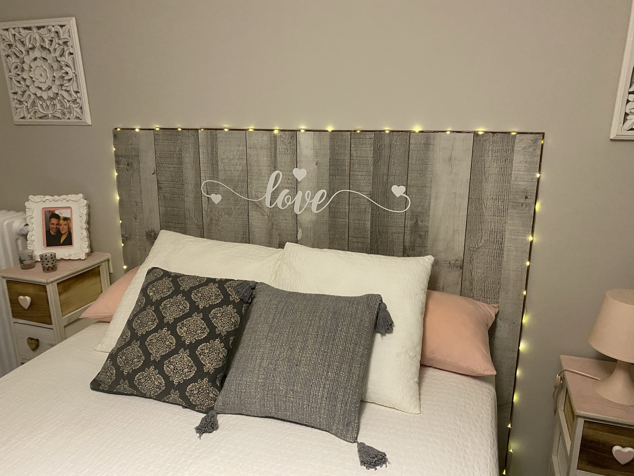 Love lettering with heart headboard wall sticker - TenStickers
