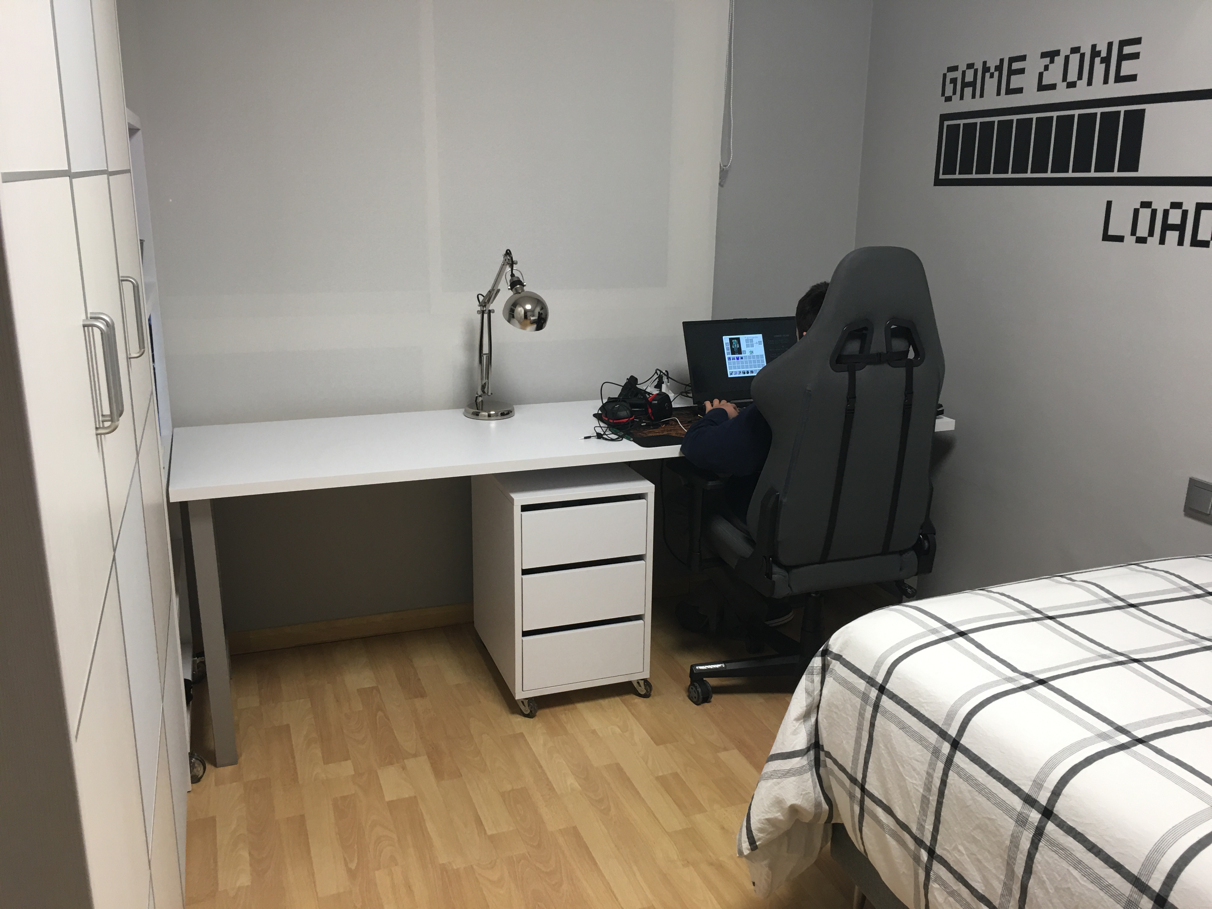 Game zone loading video gaming wall sticker - TenStickers