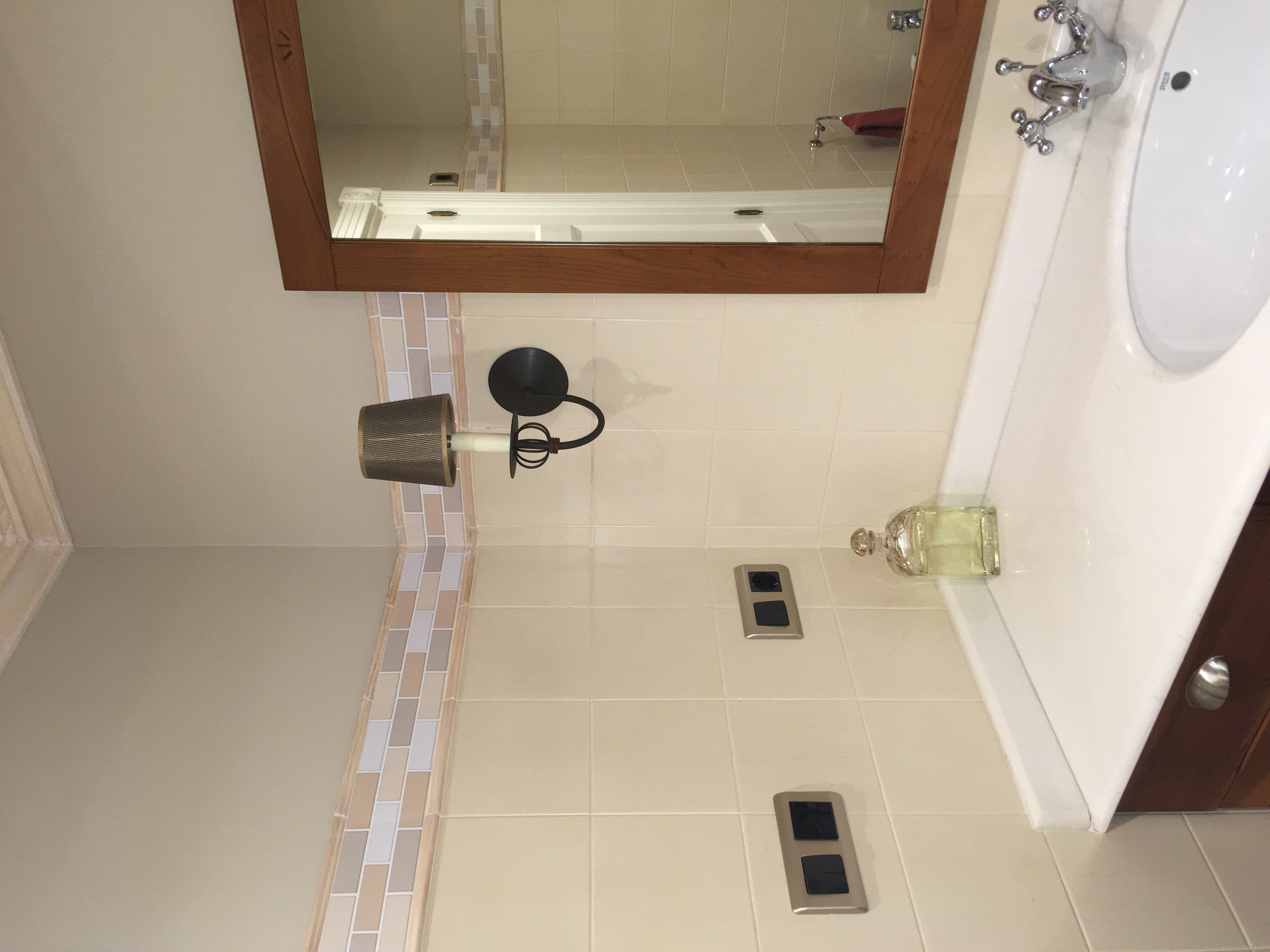 Beige bathroom tile border sticker - TenStickers