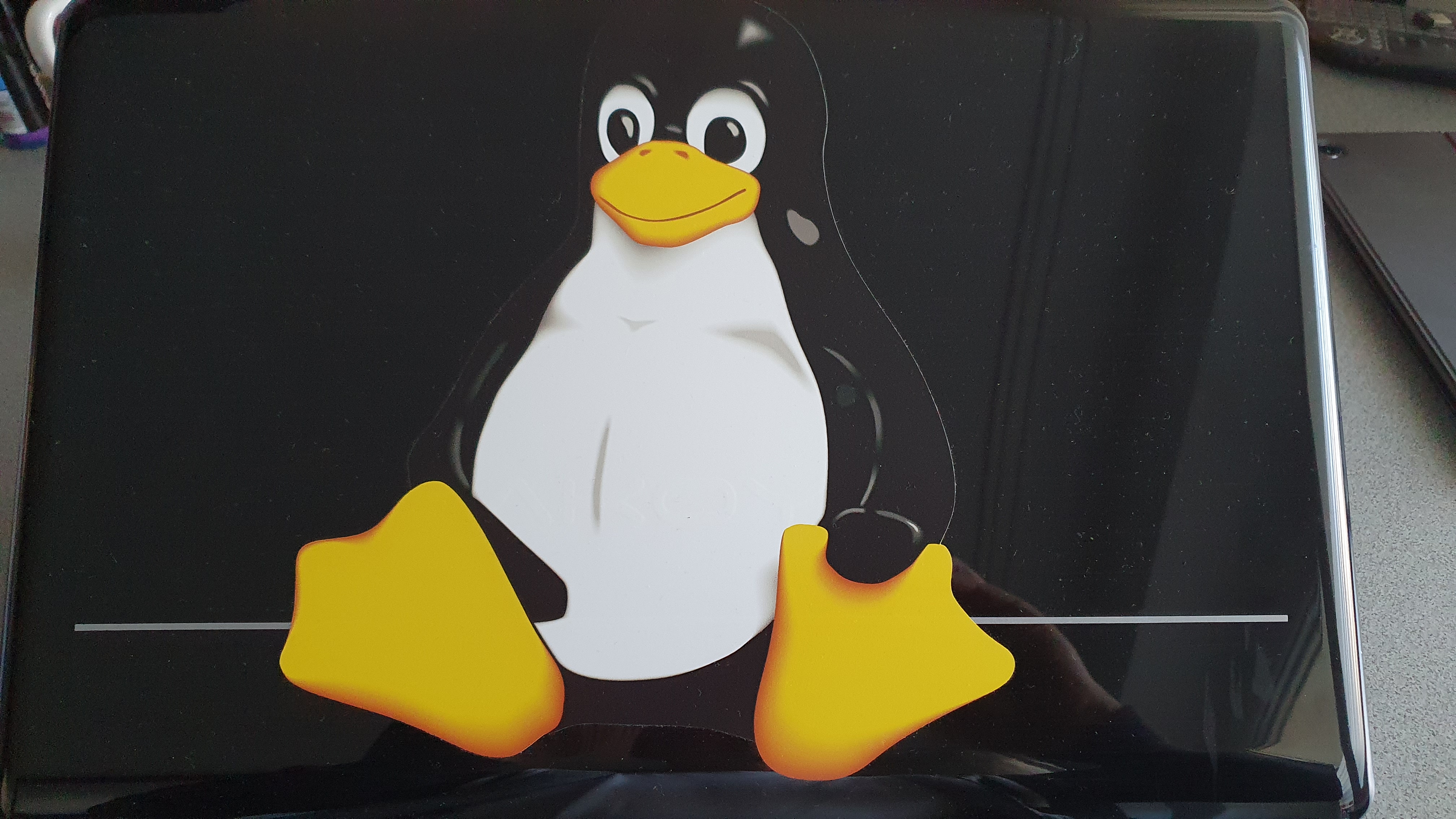 Tux linux penguin laptop sticker - TenStickers