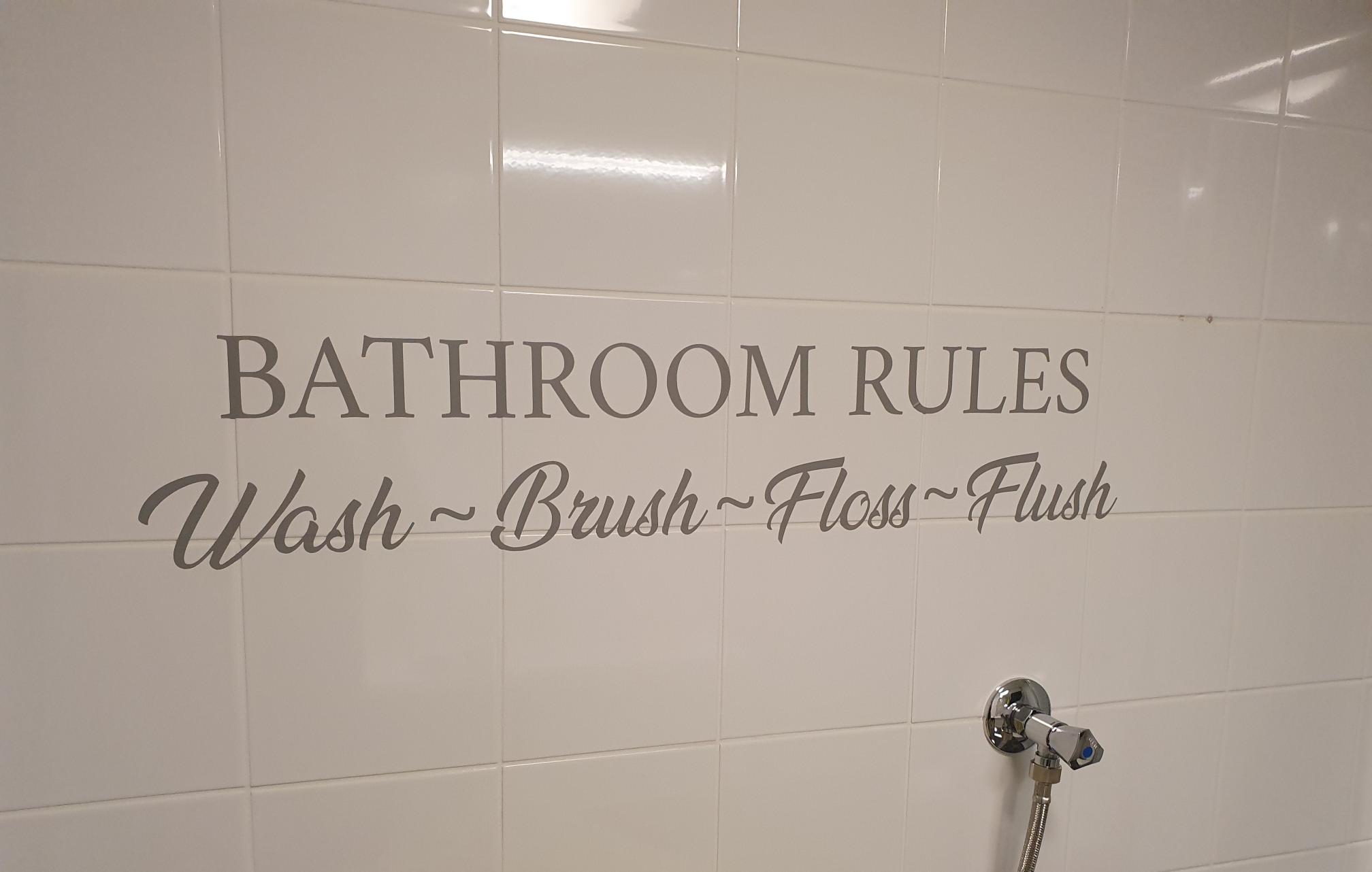 Badrum regler text väggdekor - Tenstickers