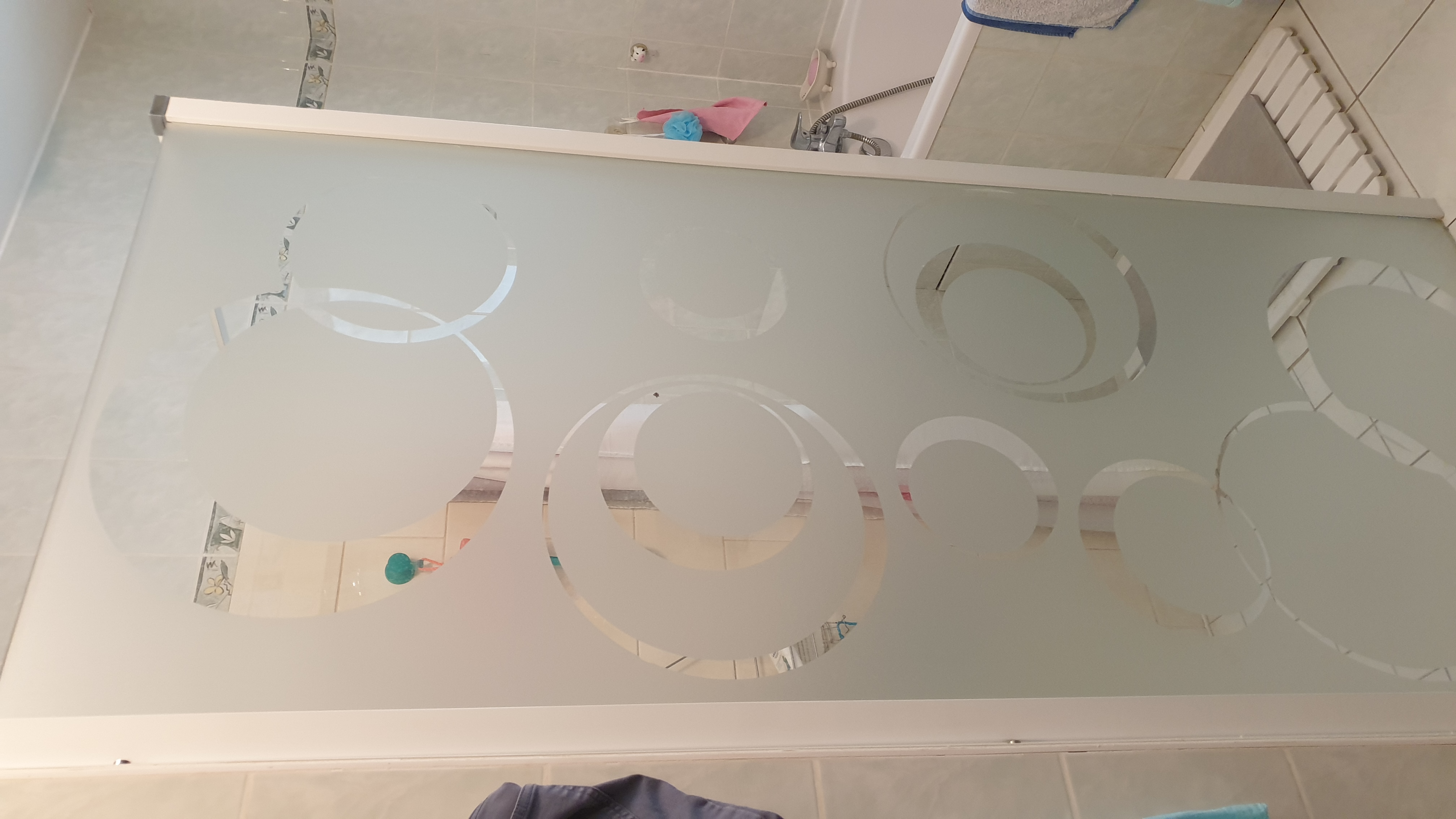 Circle Pattern Shower Sticker - TenStickers