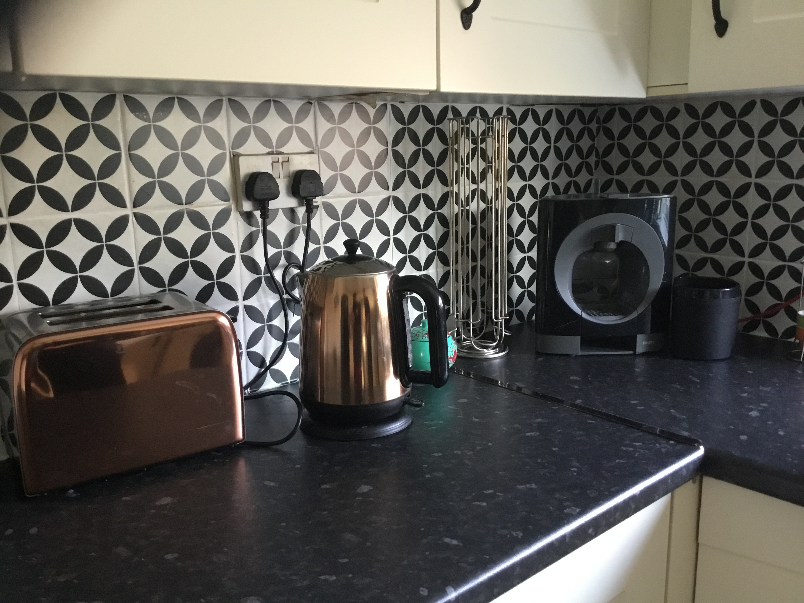 Flower pattern hydraulic floor sticker - TenStickers