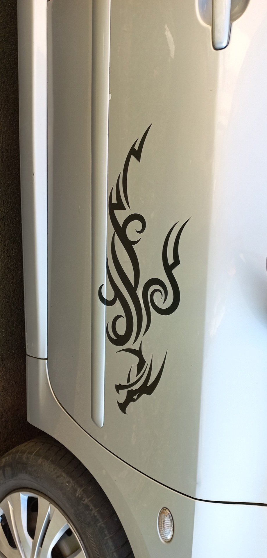 Tribal dragon silhouette car sticker - TenStickers