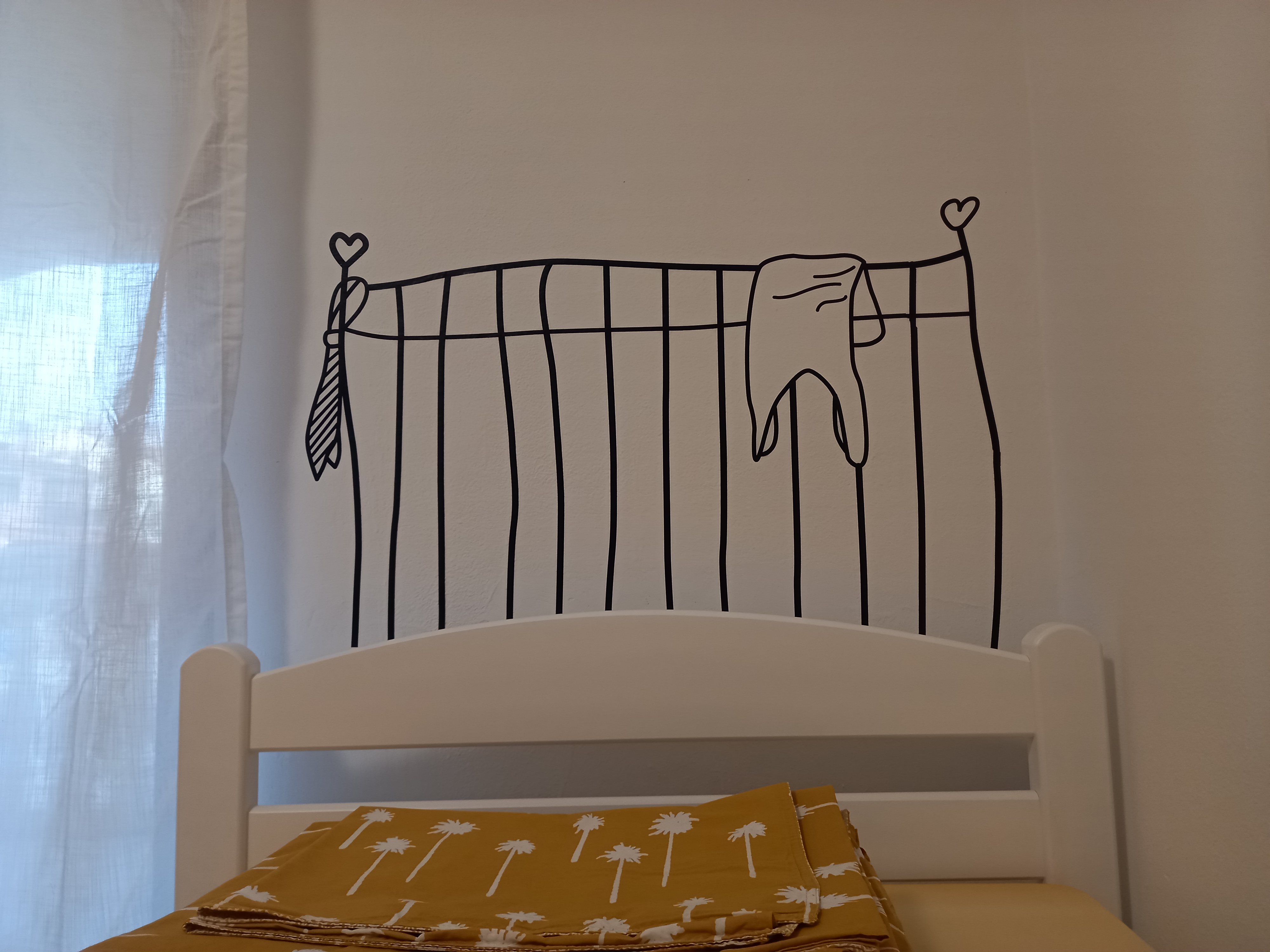 Headboard Drawing Wall Decal - TenStickers