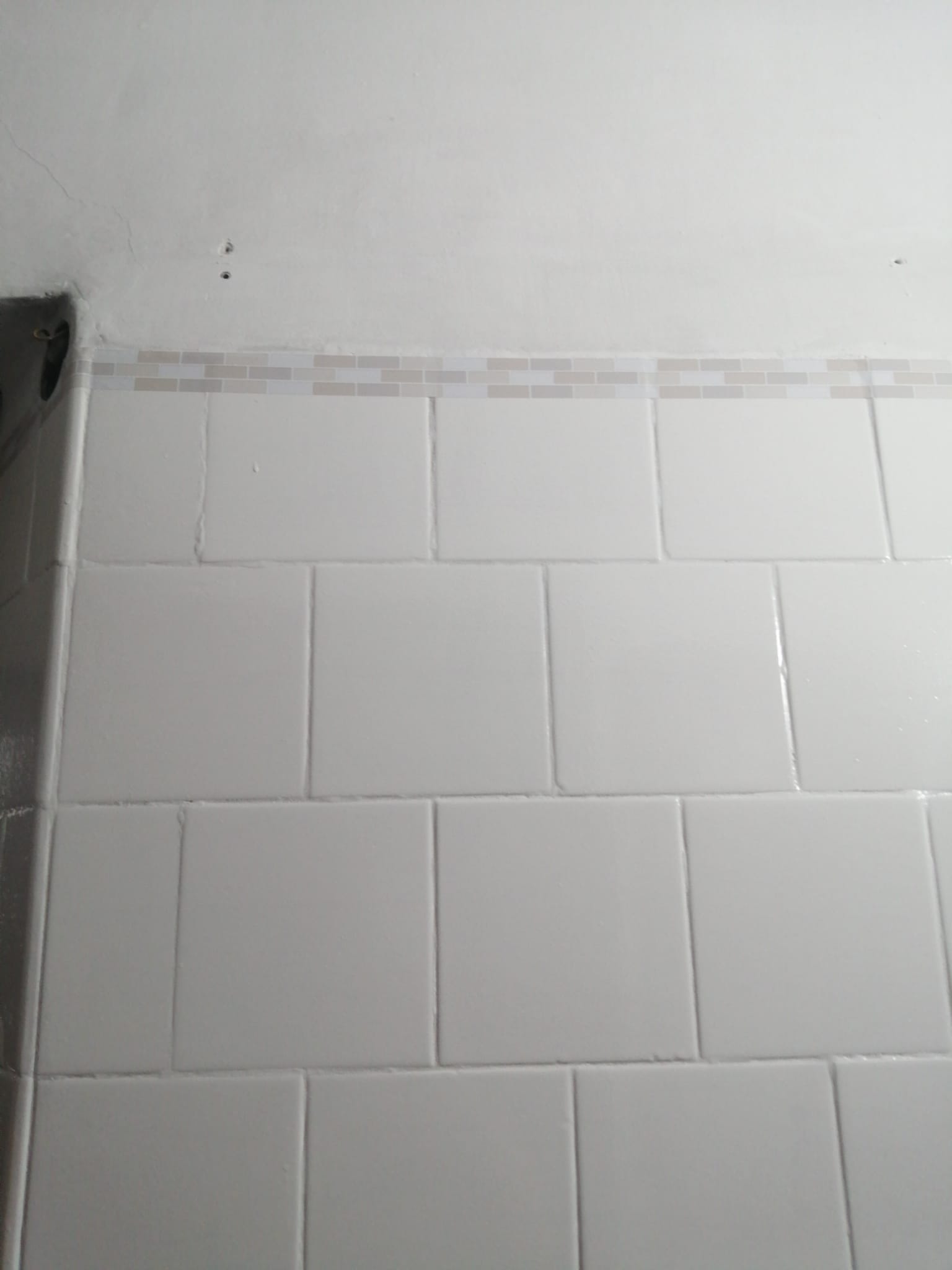 Beige bathroom tile border sticker - TenStickers
