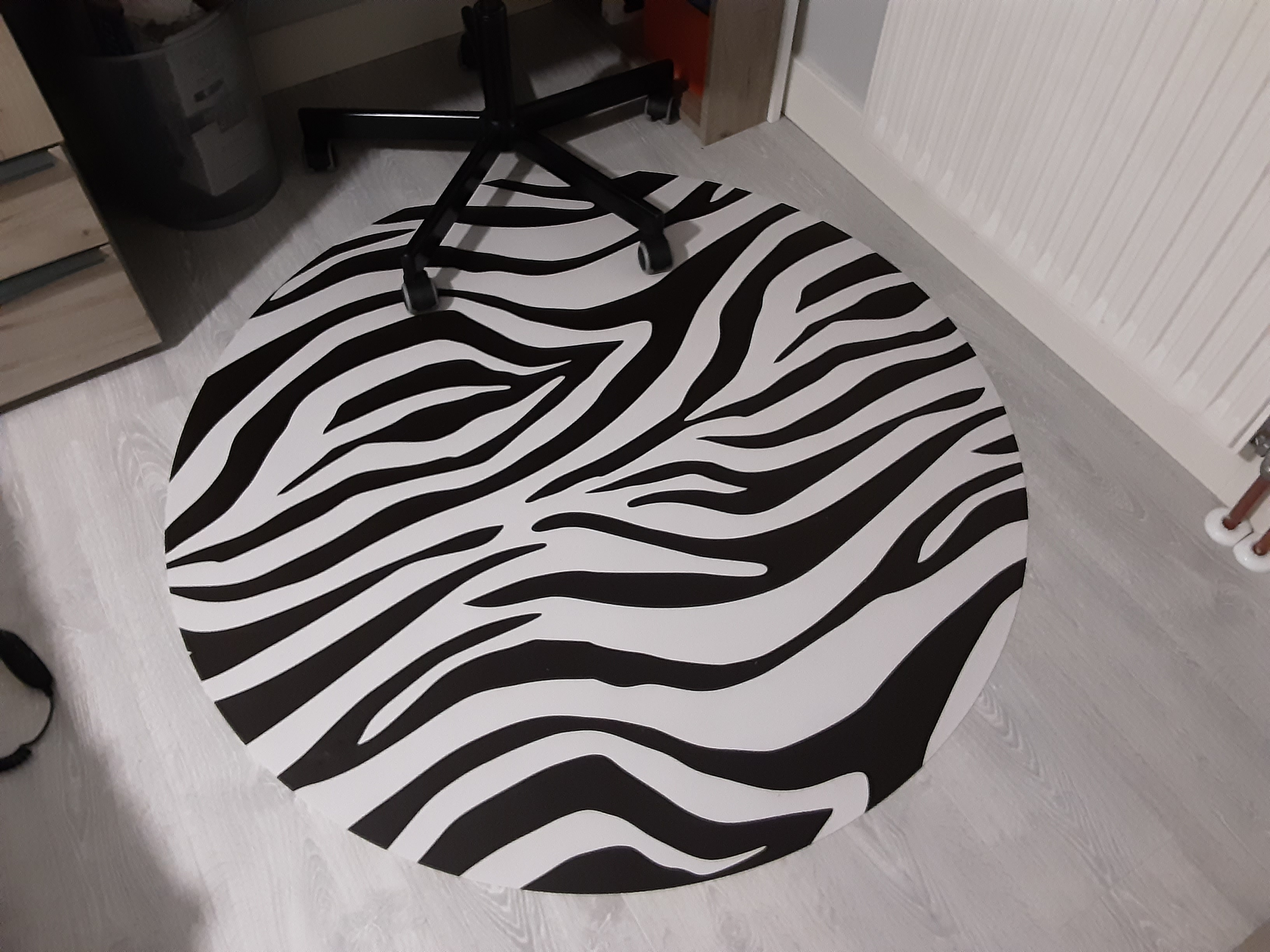 Round zebra style animal print vinyl carpet - TenStickers