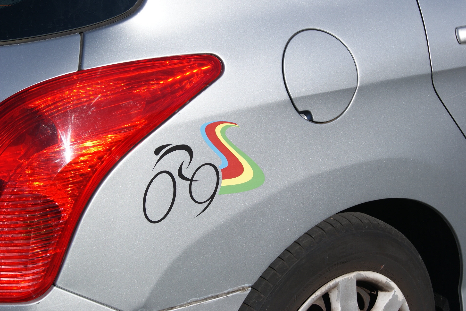 Sticker voiture dessin silhouette de cycliste - TenStickers