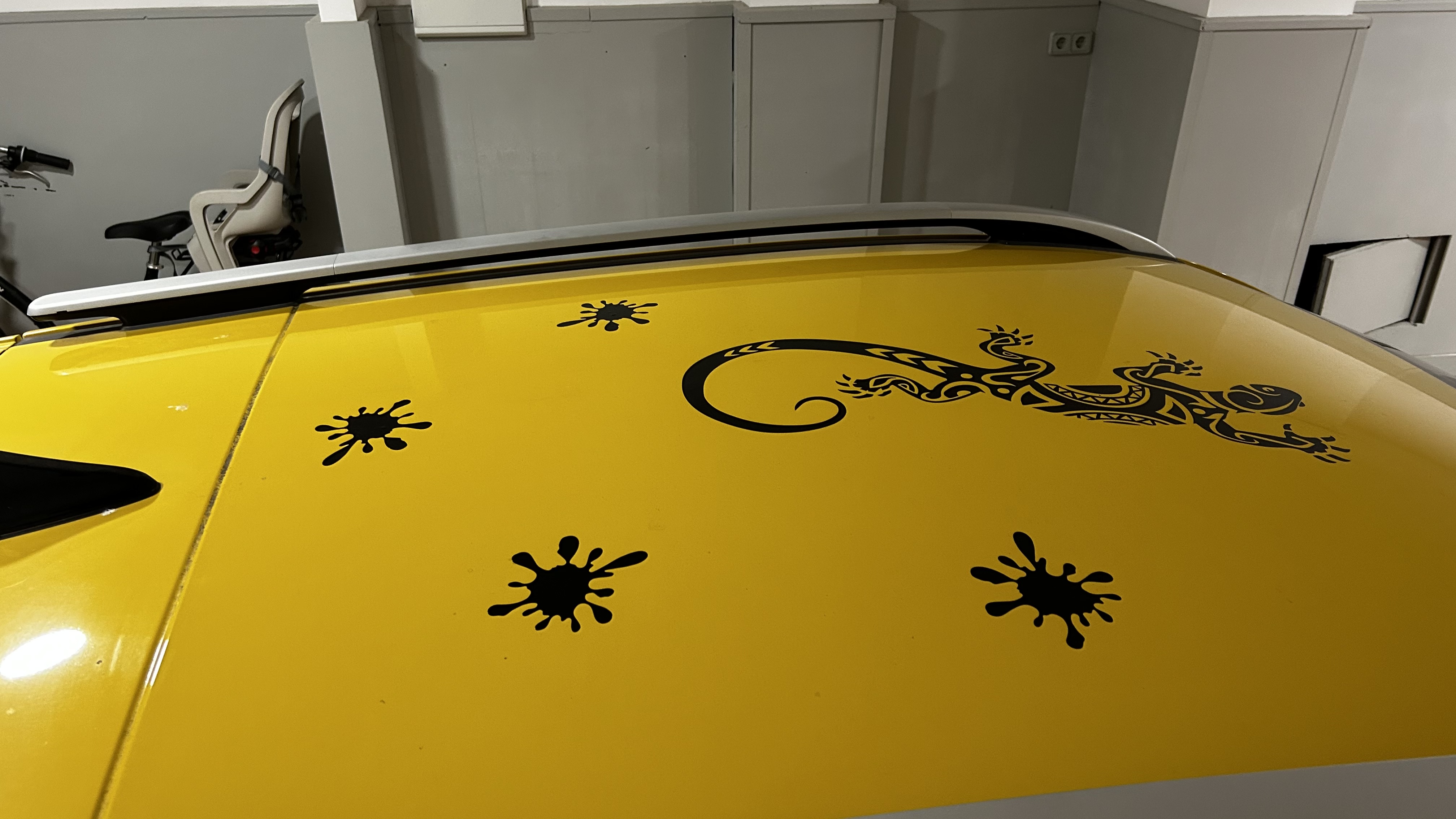 Silhouetted tribal lizard car sticker - TenStickers