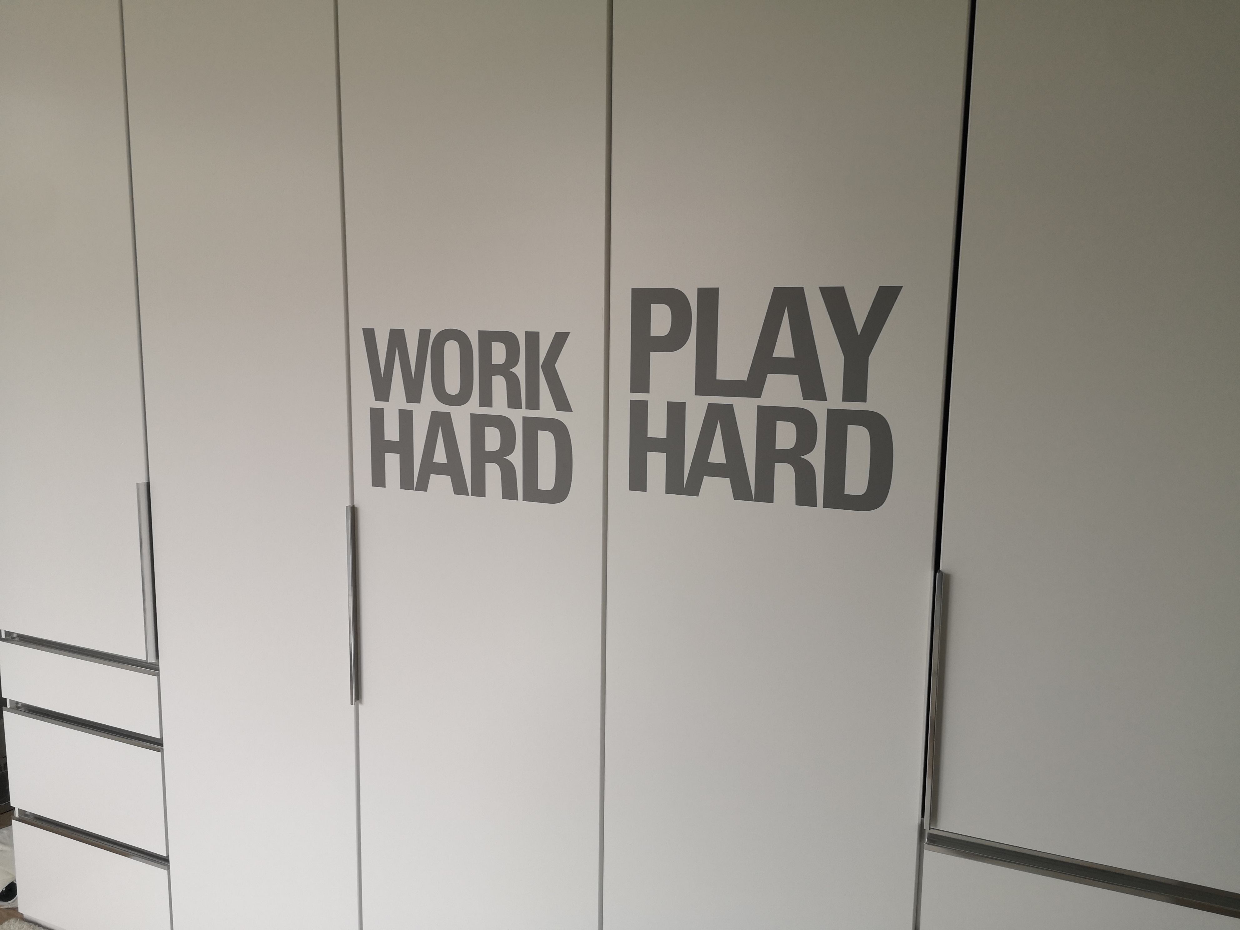 Sticker motivation Work hard play hard - TenStickers