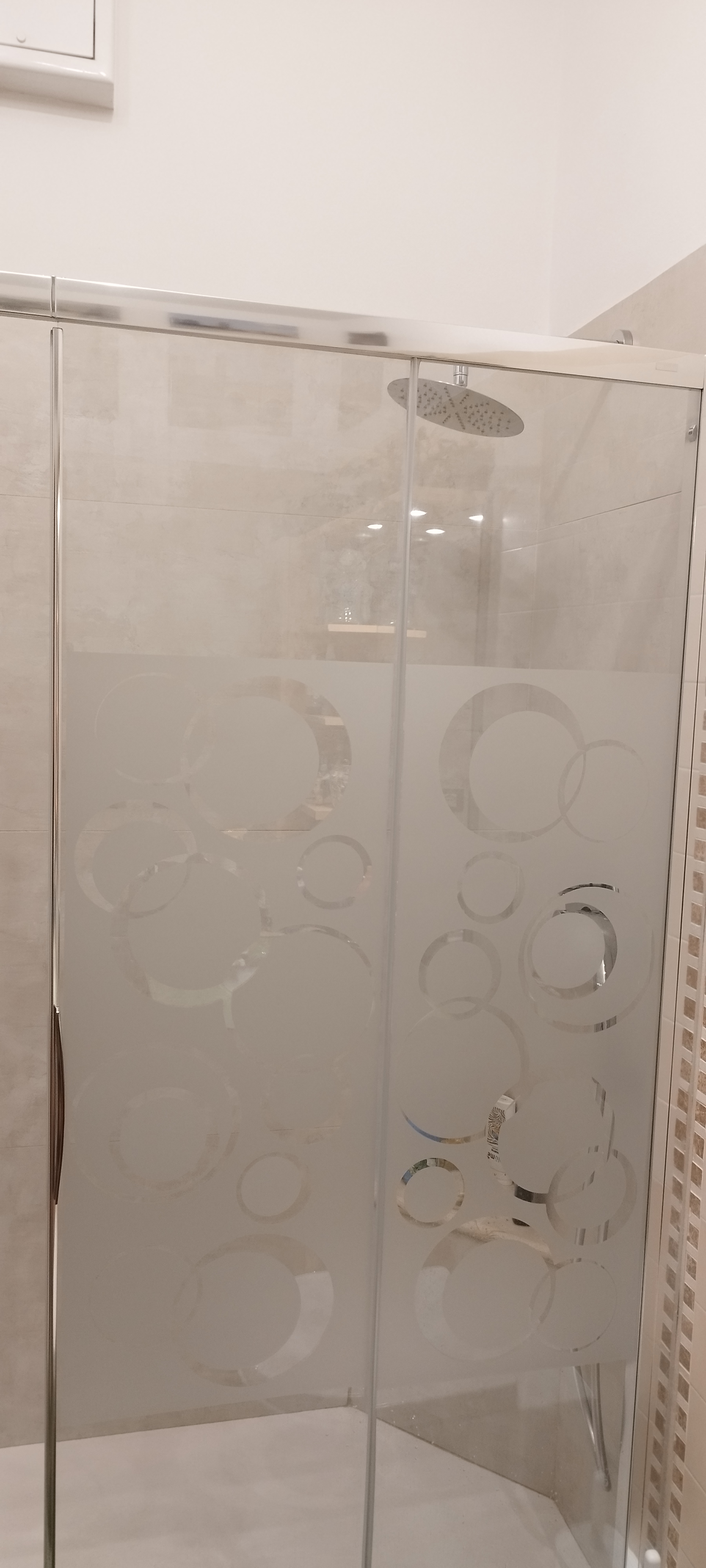 Circle Pattern Shower Sticker - TenStickers