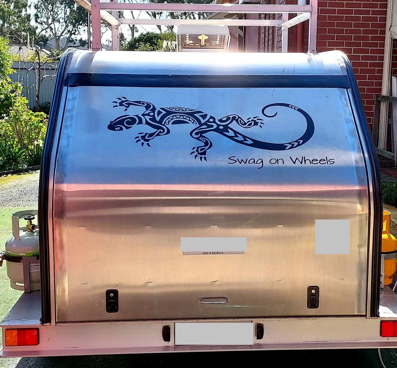 Silhouetted tribal lizard car sticker - TenStickers