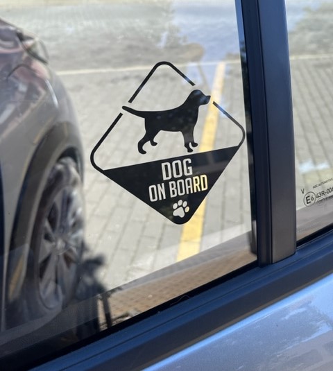 Dog on board car text and dog sticker - TenStickers
