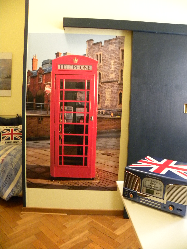 Klassisk rød telefonboks sticker - TenStickers