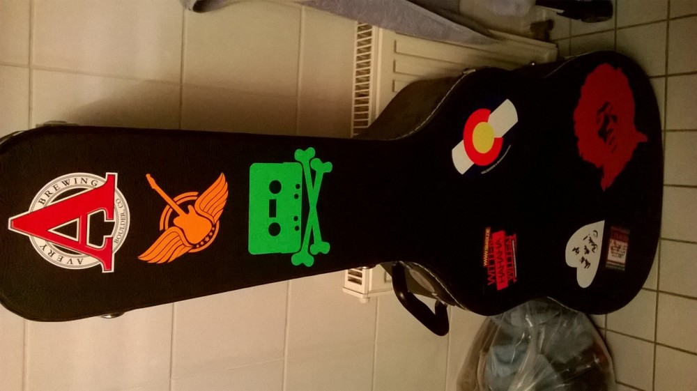 Sticker decorativo chitarra con le ali - TenStickers