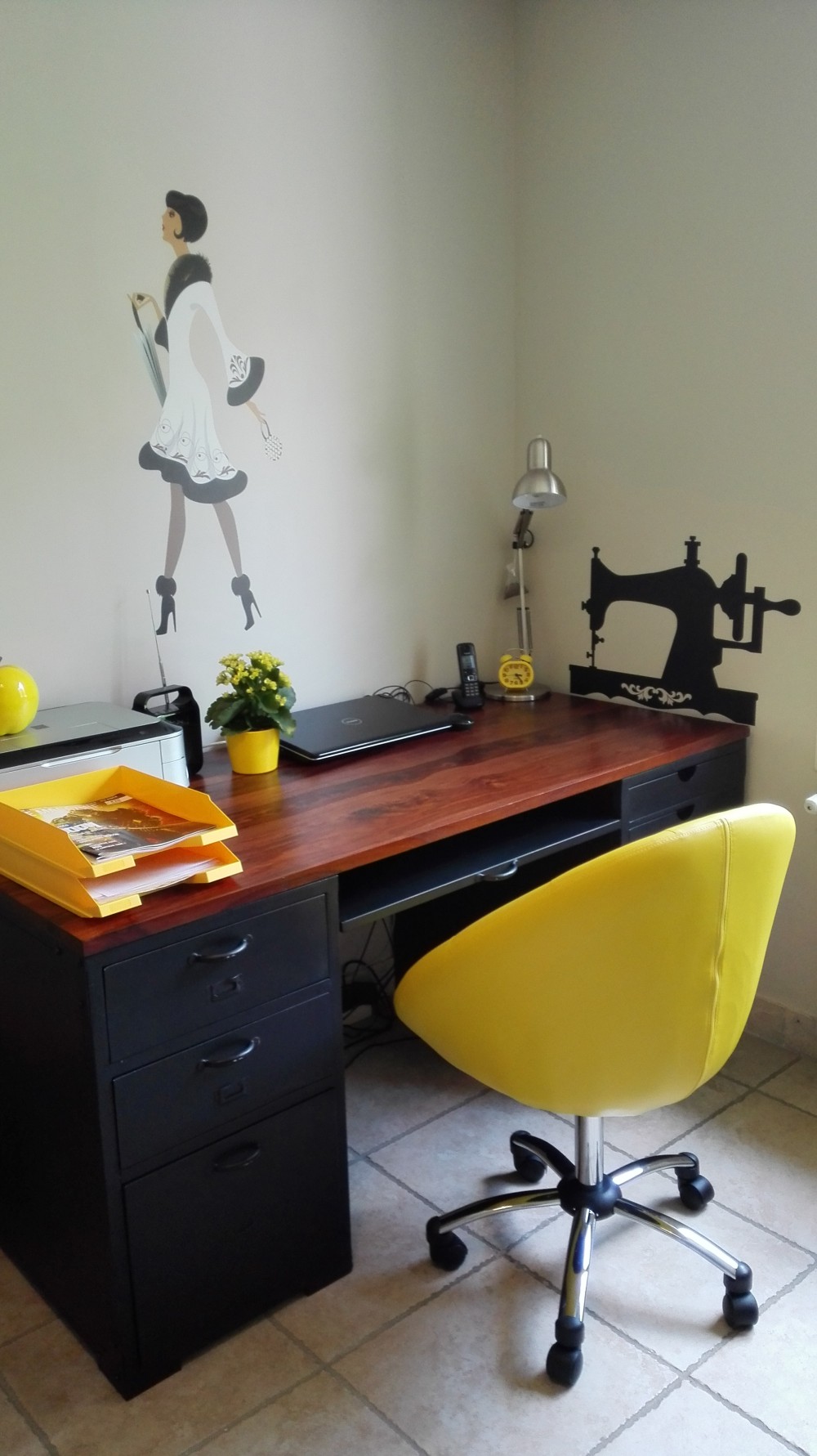 Classic Sewing Machine Wall Sticker - TenStickers