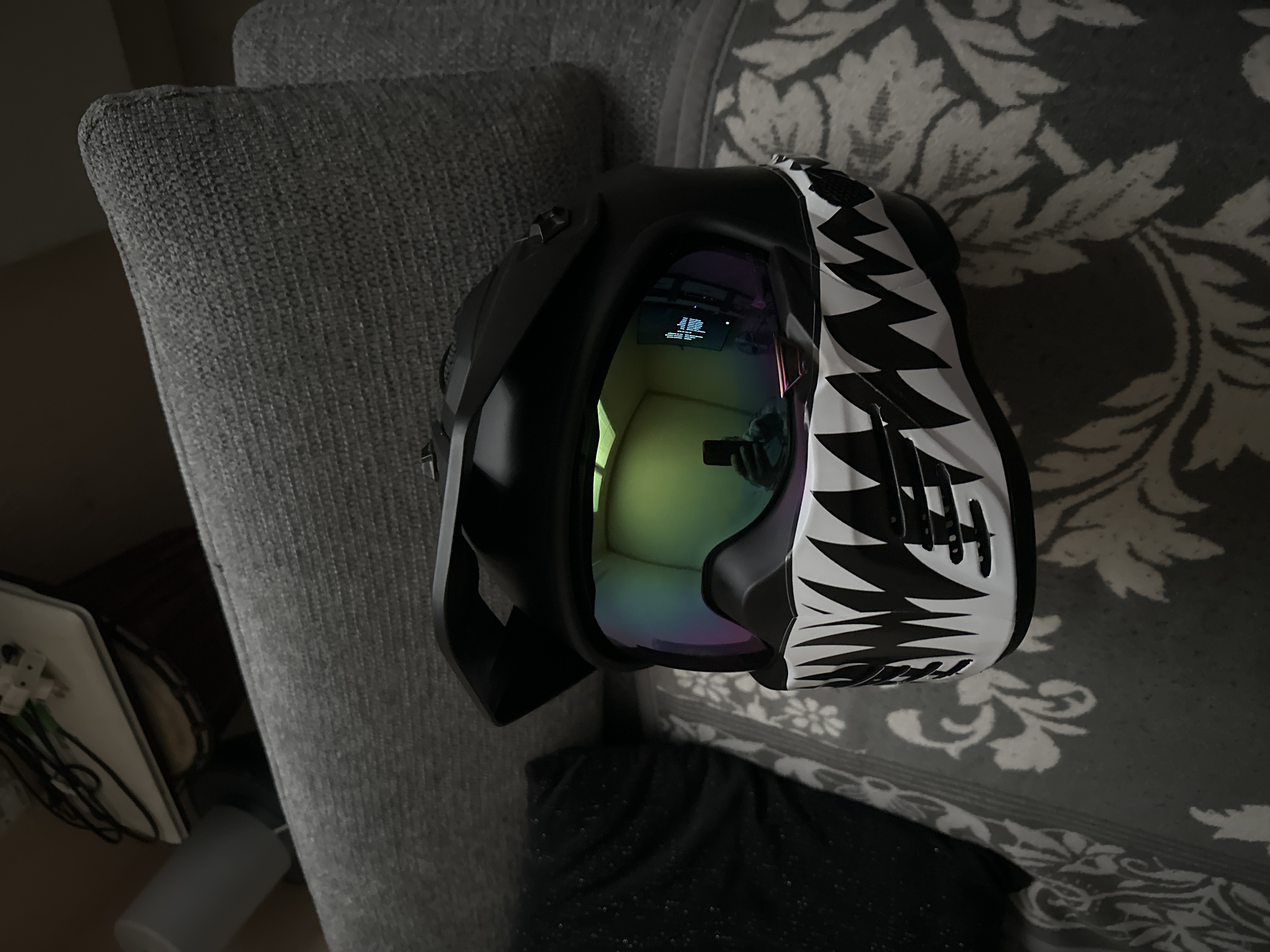 Adesivo per casco con sorriso inquietante - TenStickers