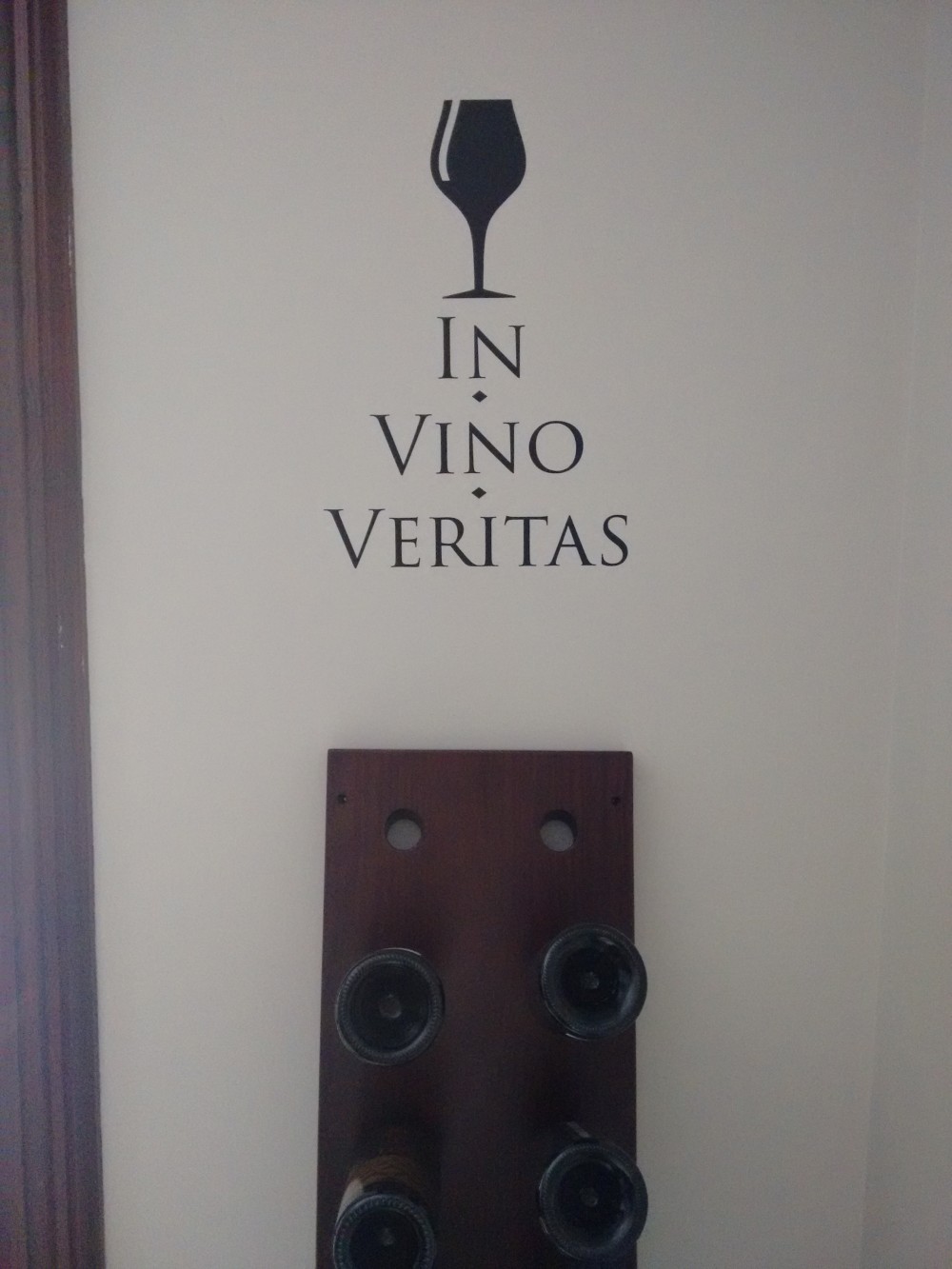 In Vino Veritas Latin Text Sticker - TenStickers