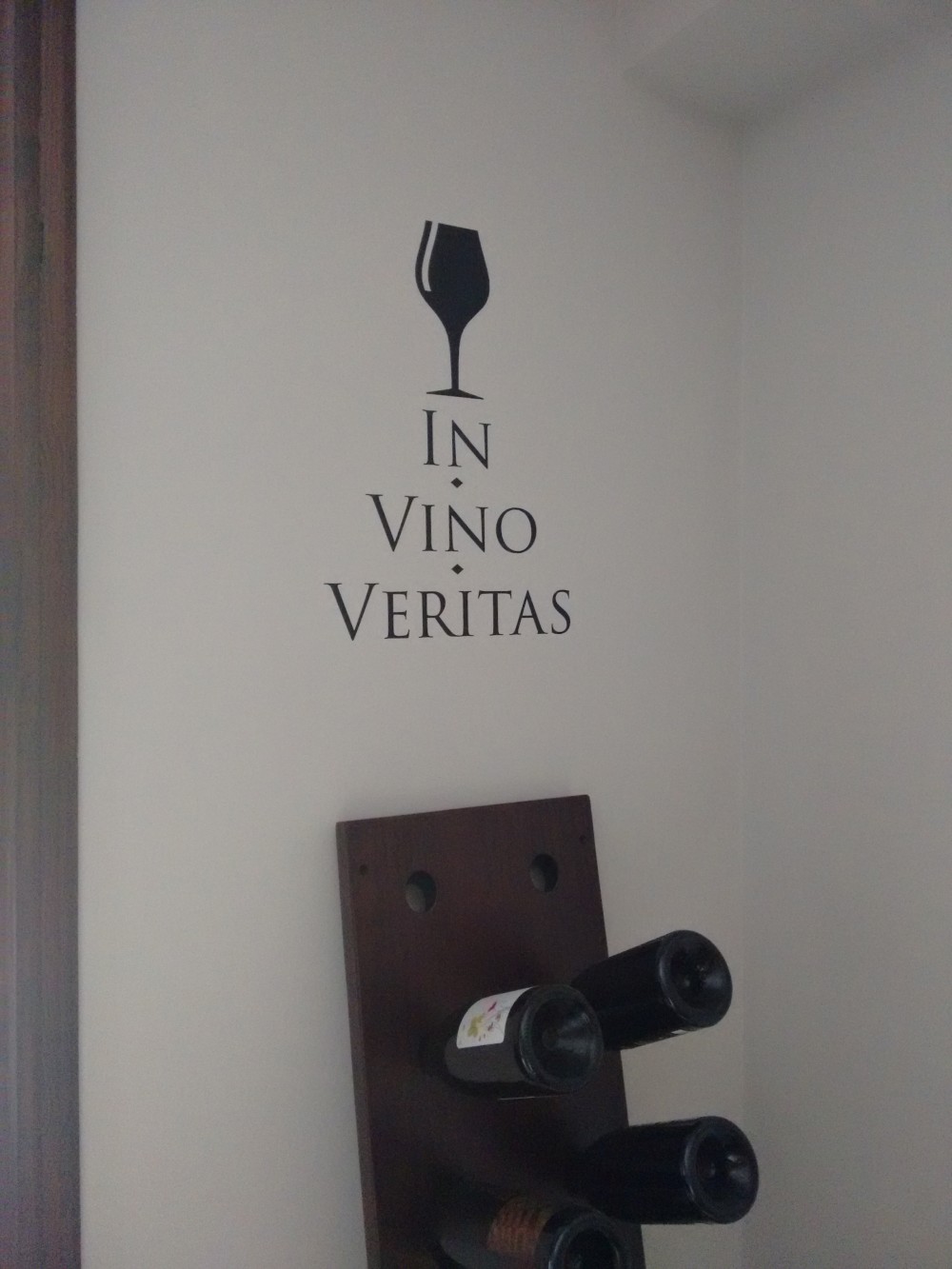 In Vino Veritas Latin Text Sticker - TenStickers