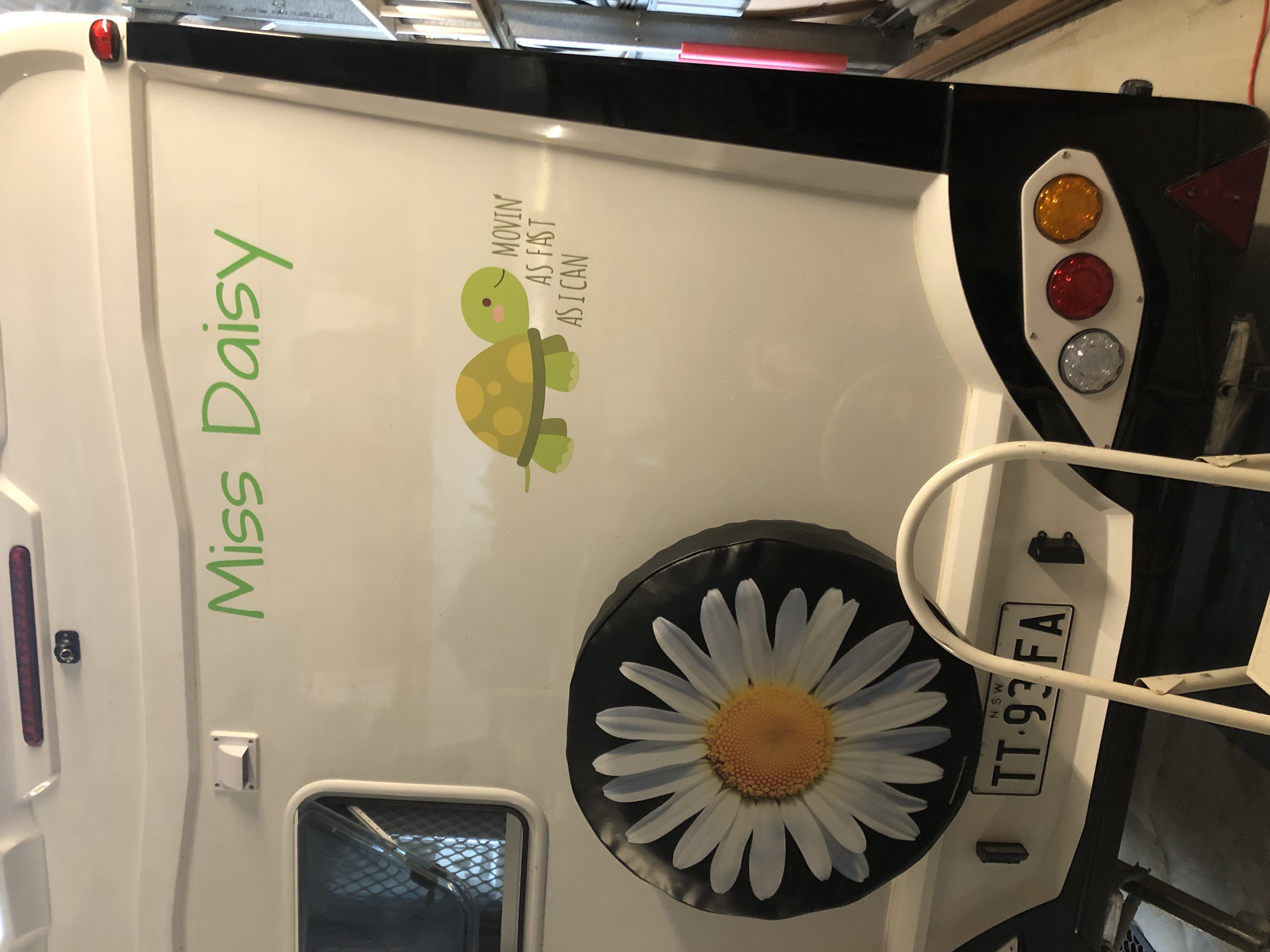 White daisy flower car sticker - TenStickers