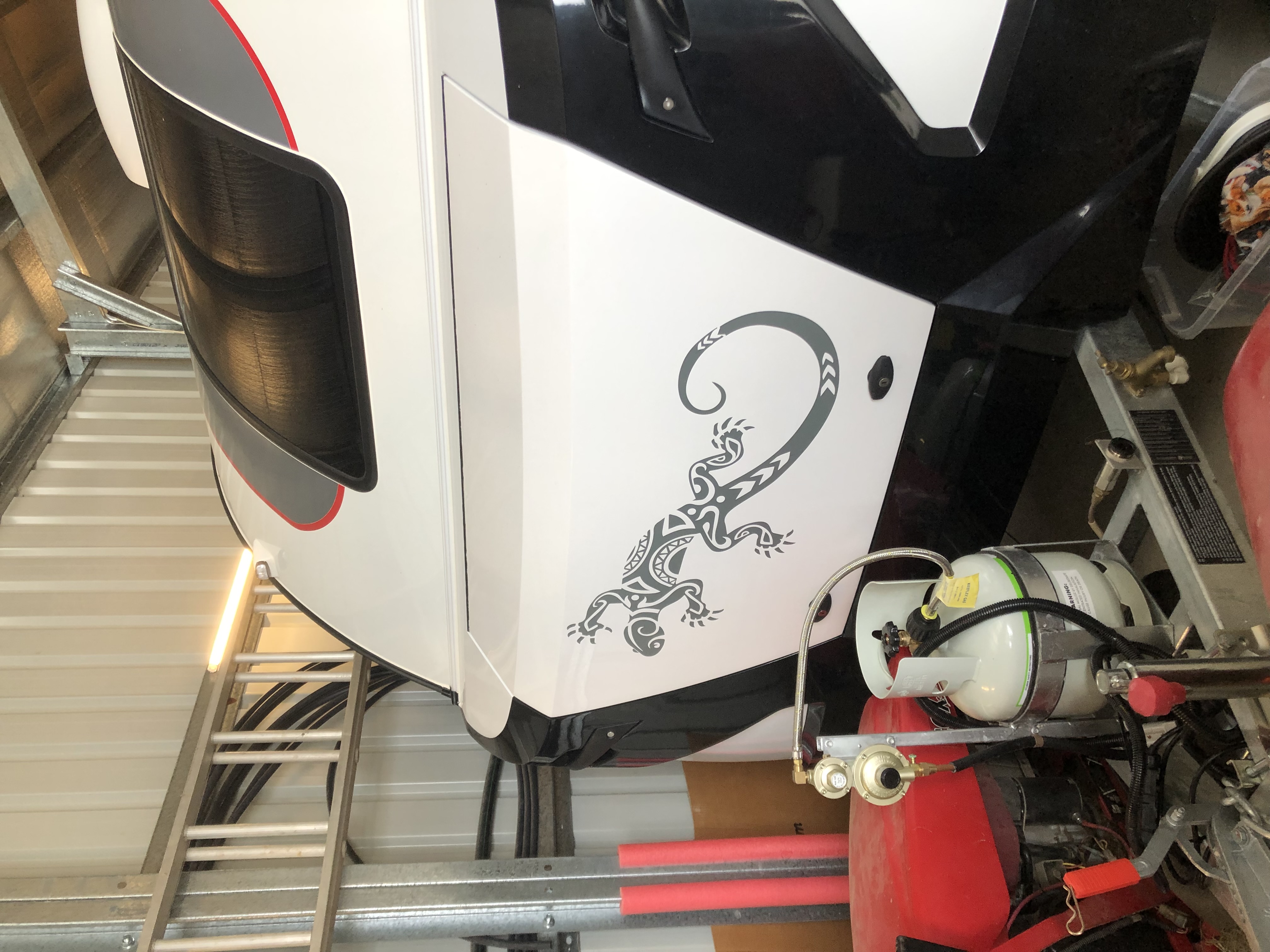 Silhouetted tribal lizard car sticker - TenStickers