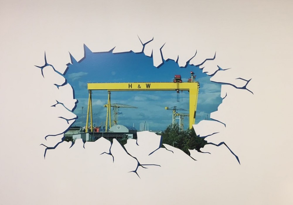 Custom photo in broken wall effect 3d wall sticker - TenStickers