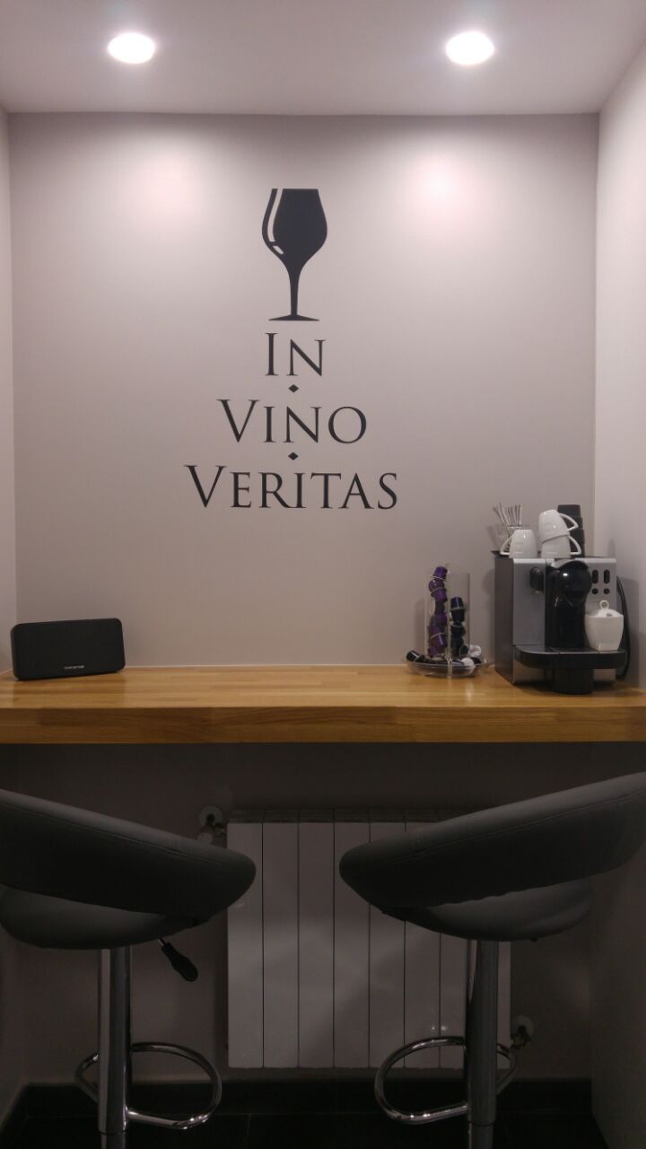 In vino veritas latin text nálepka - TenStickers
