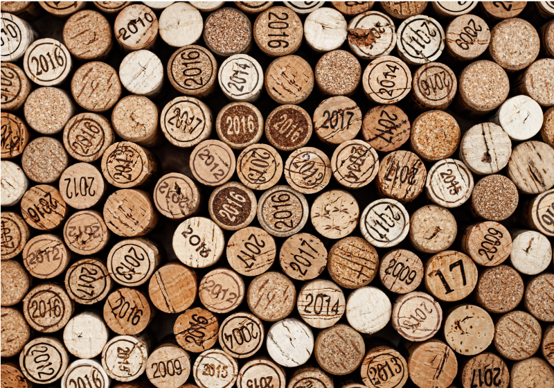 Papier peint pour cuisine mural différents bouchons de vin - TenStickers