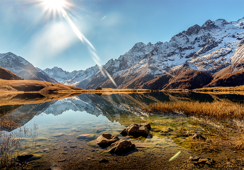 Vakre fjell med en innsjø fjell fototapet - Tenstickers