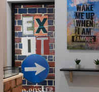 Sticker urbain avec une signalisation de sortie - TenStickers